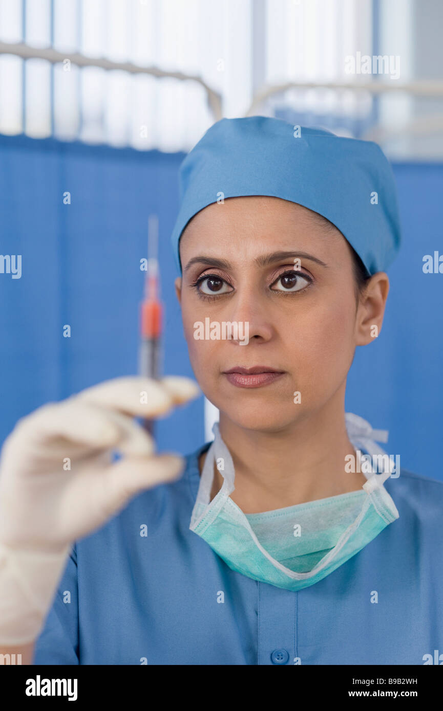 Female surgeon holding a syringe Stock Photo - Alamy Female surgeon holding a syringe Stock Photo - Alamy