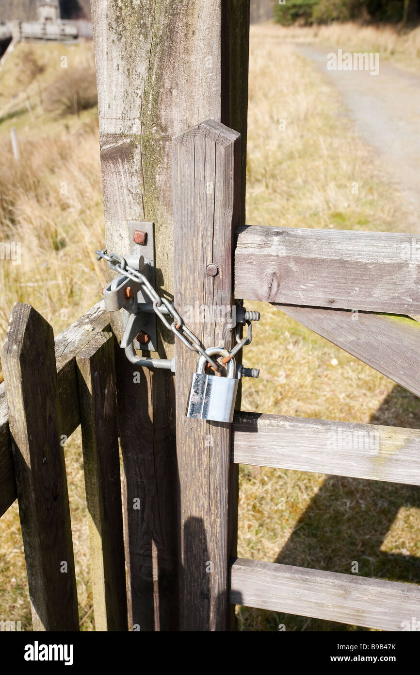 Secured by a gate hi-res stock photography and images - Alamy