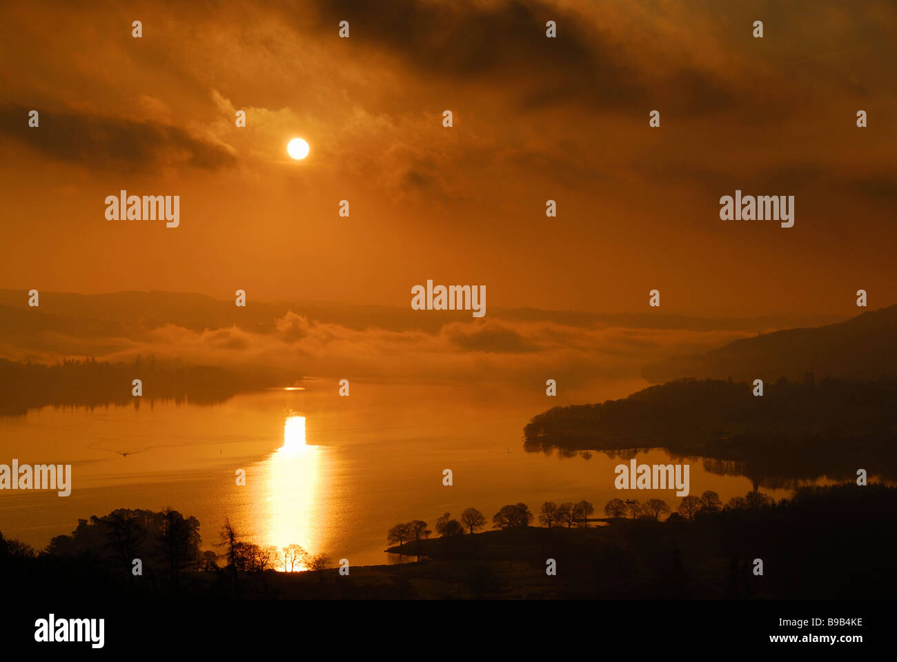 Mist cloud over lake windermere hi-res stock photography and images - Alamy