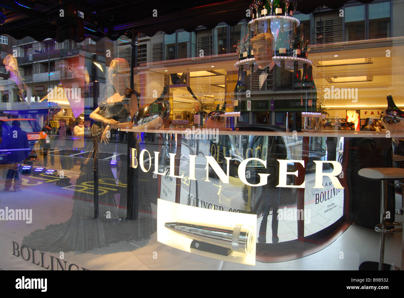 James Bond Quantum of Solace Harrods Window dummy Stock Photo - Alamy
