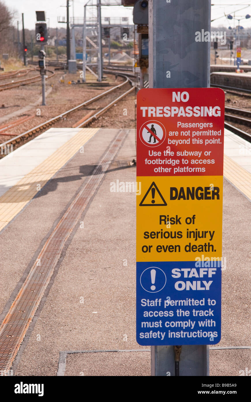 No trespassing signs on street hi-res stock photography and images - Alamy