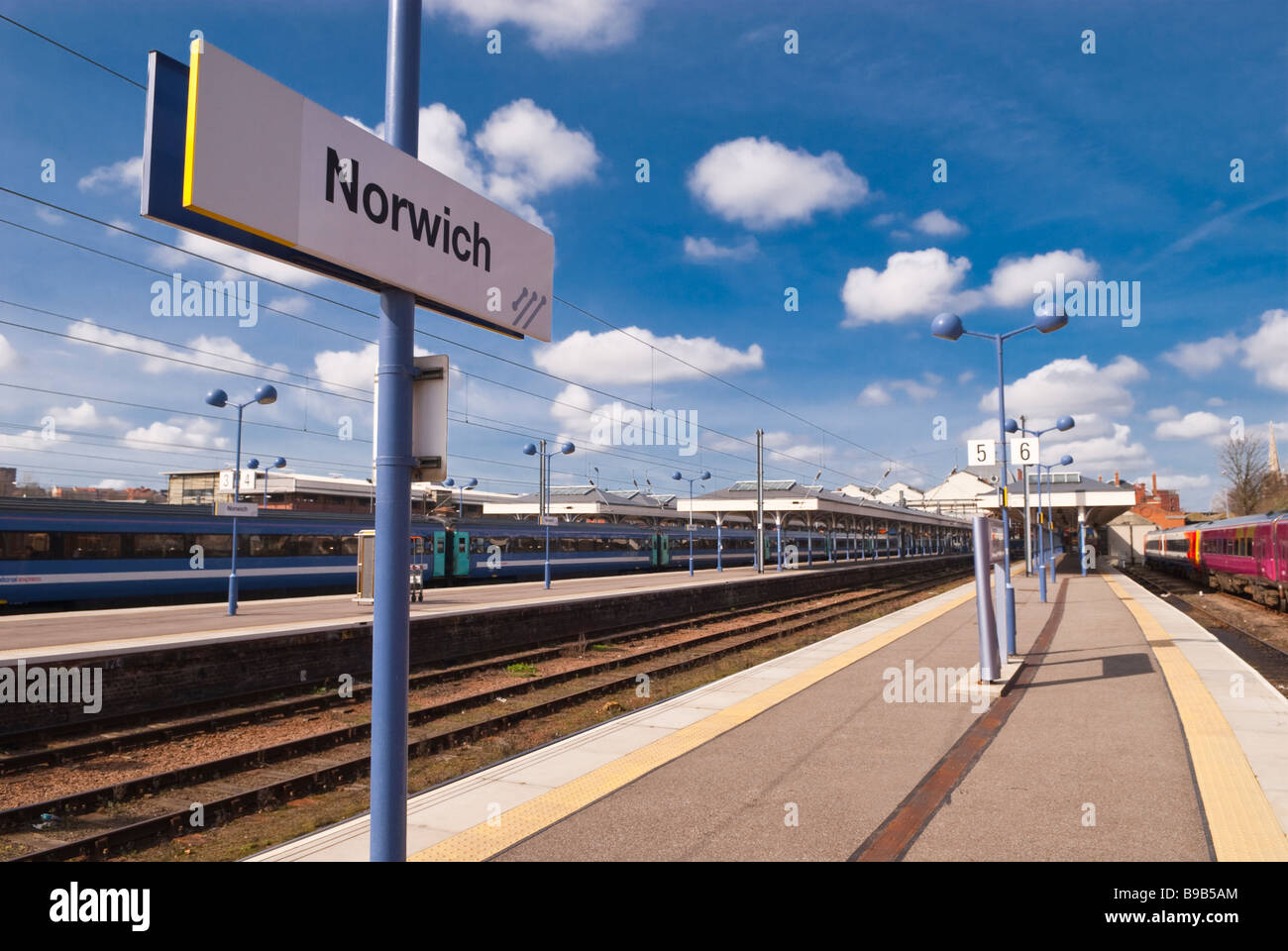 Norwich train station hi-res stock photography and images - Alamy