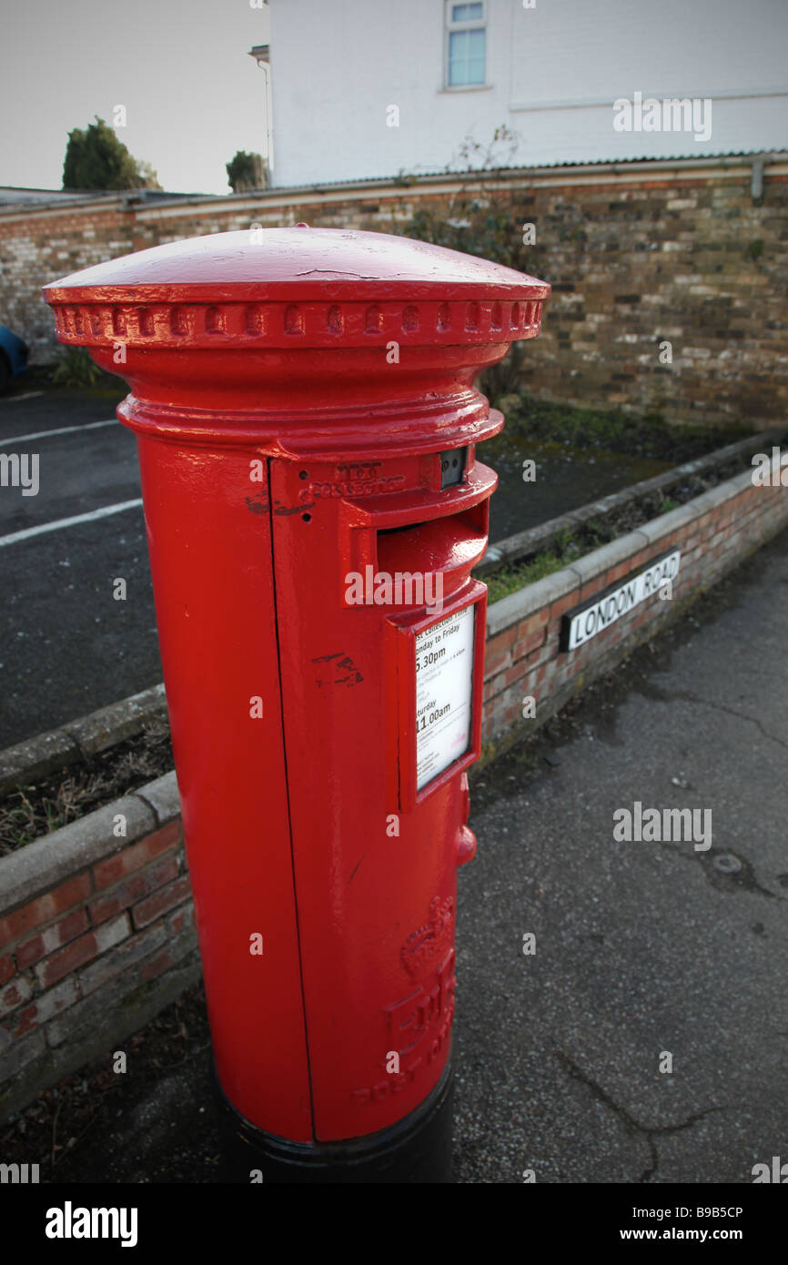 Bright red letter box hi-res stock photography and images - Alamy