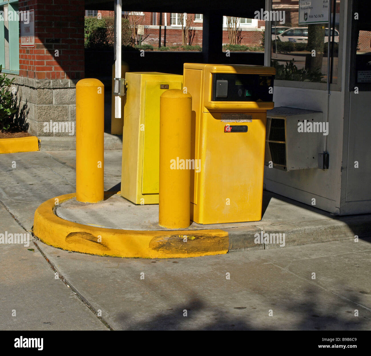 Yellow parking ticket hi-res stock photography and images - Alamy