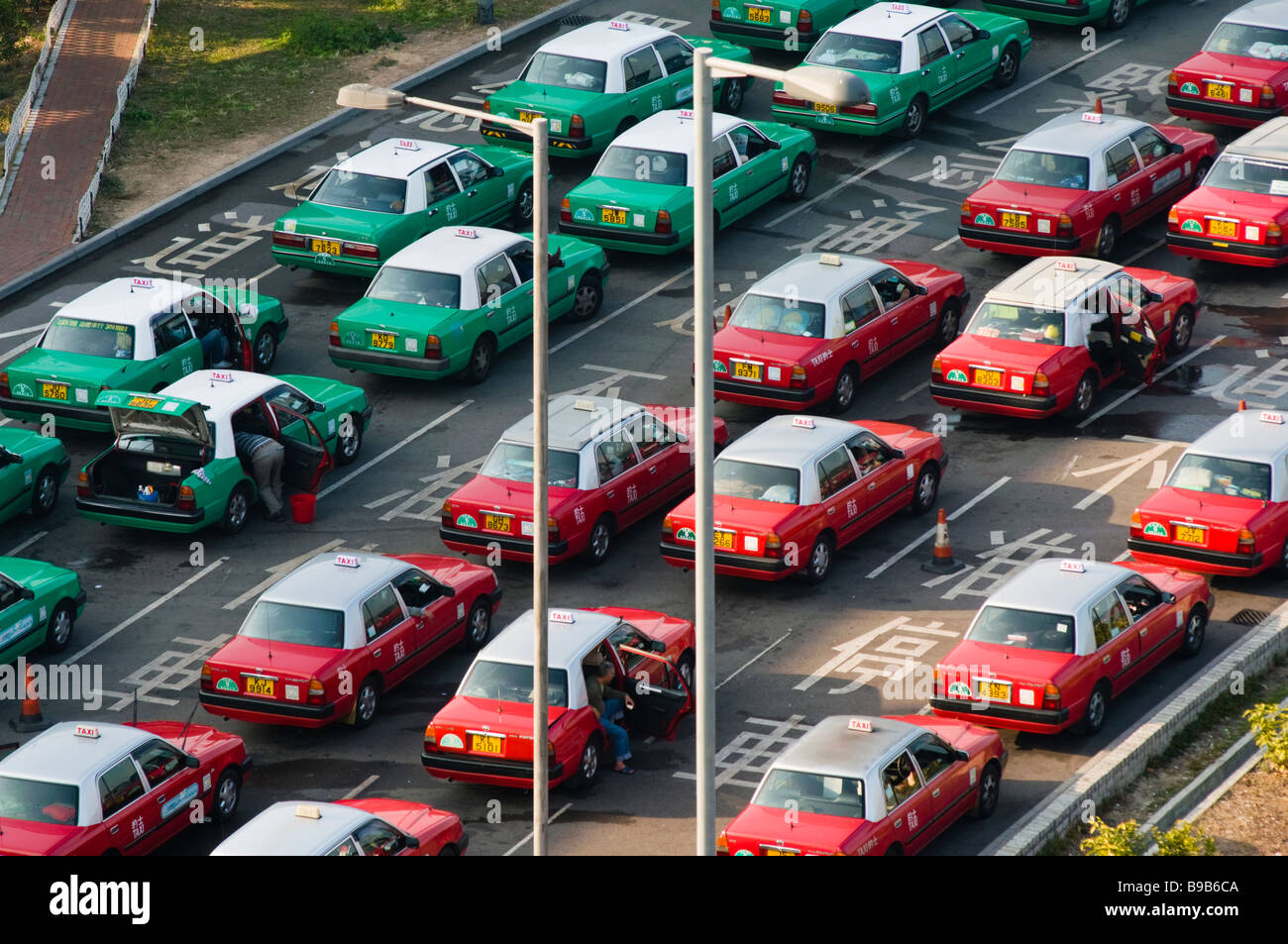 Taxi queue at Hong Kong Chek Lap Kok Airport Stock Photo - Alamy