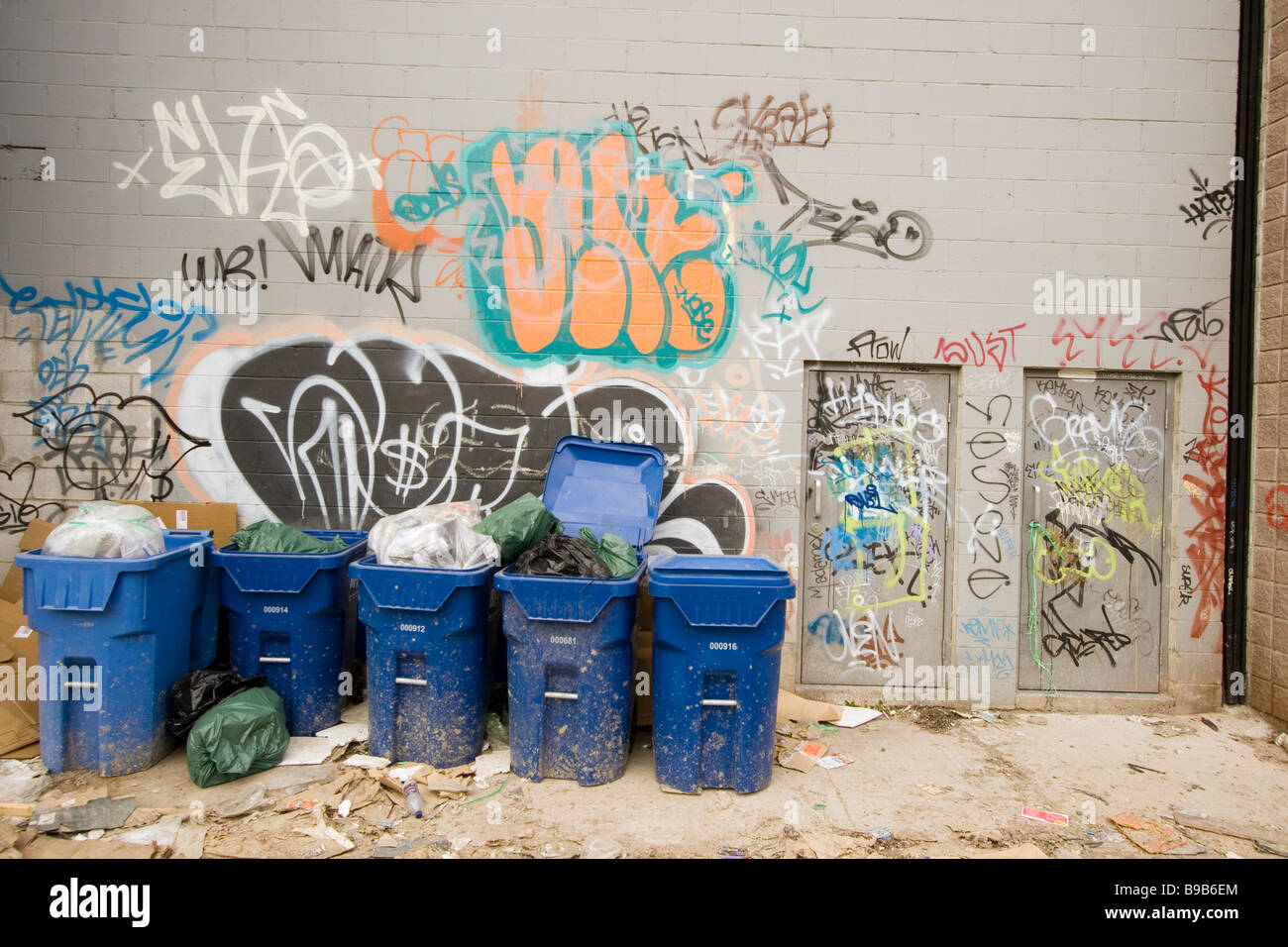 garbage - downtown Toronto Stock Photo - Alamy