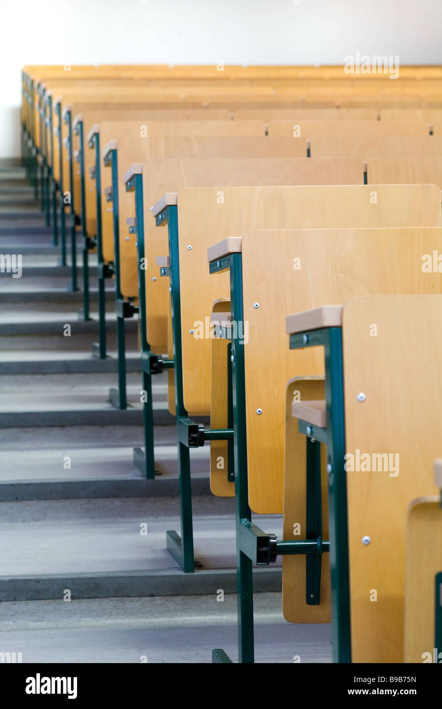 empty desks in the school classroom Stock Photo - Alamy