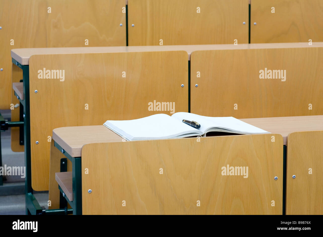 empty desks in the school classroom Stock Photo - Alamy
