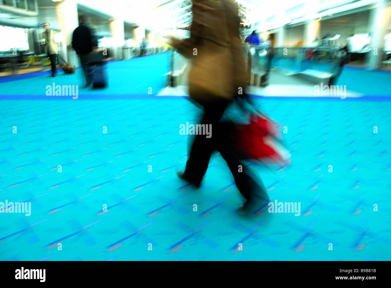 Man woman running through airport hi-res stock photography and images ...
