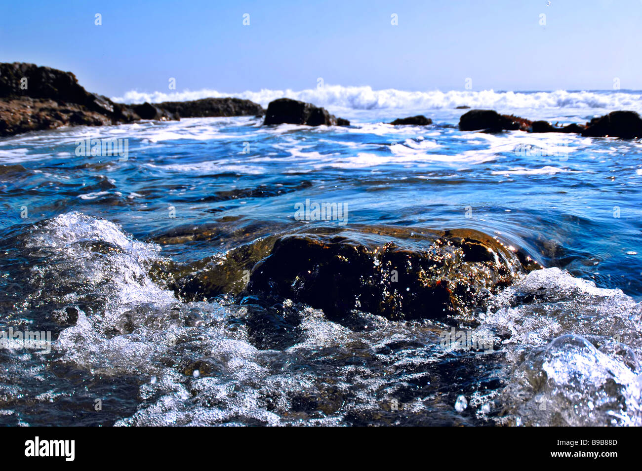 Sea water washing over black rocks hi-res stock photography and images ...