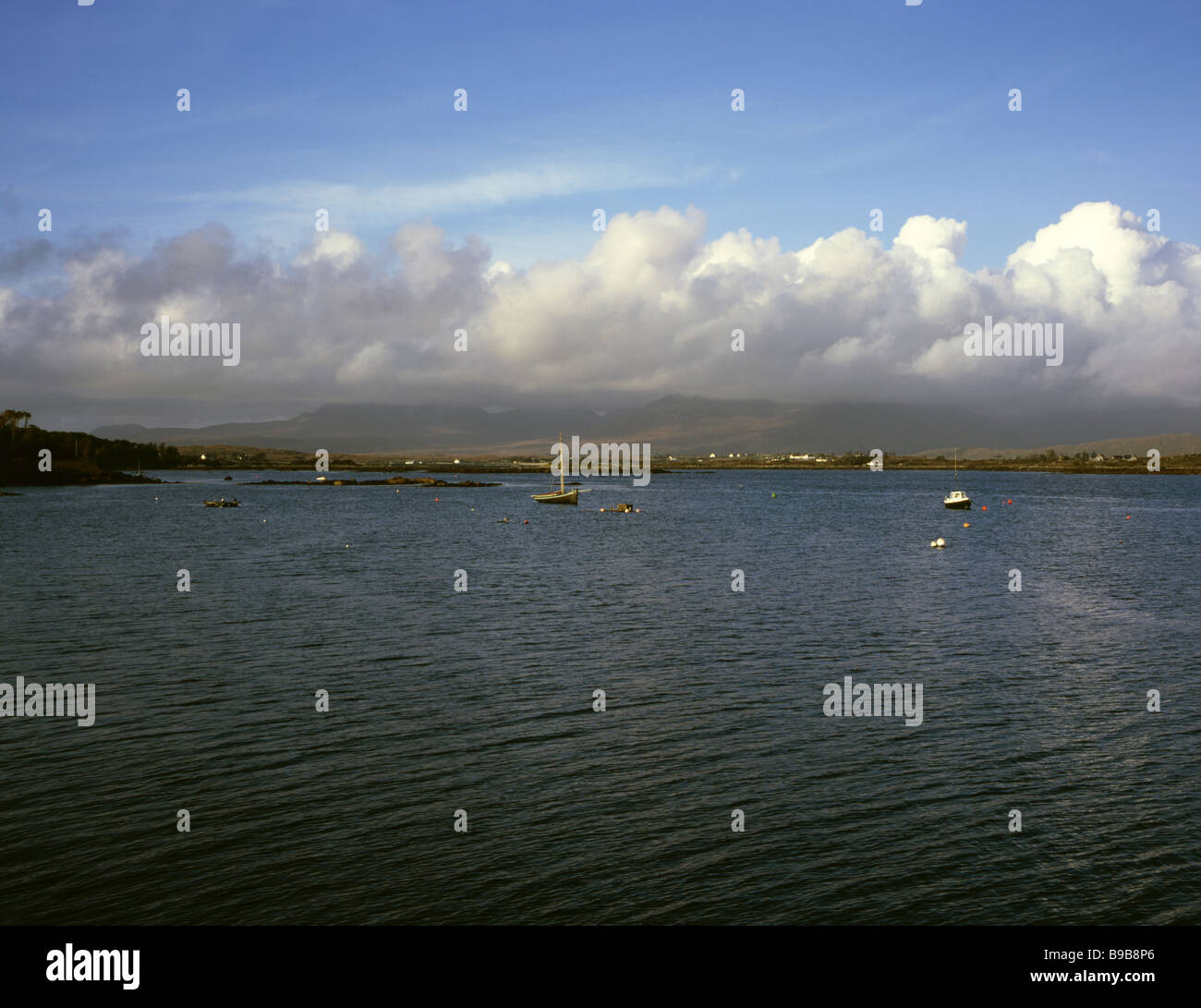 Roundstone Bay The Mamturk Mountains in the background Roundstone ...