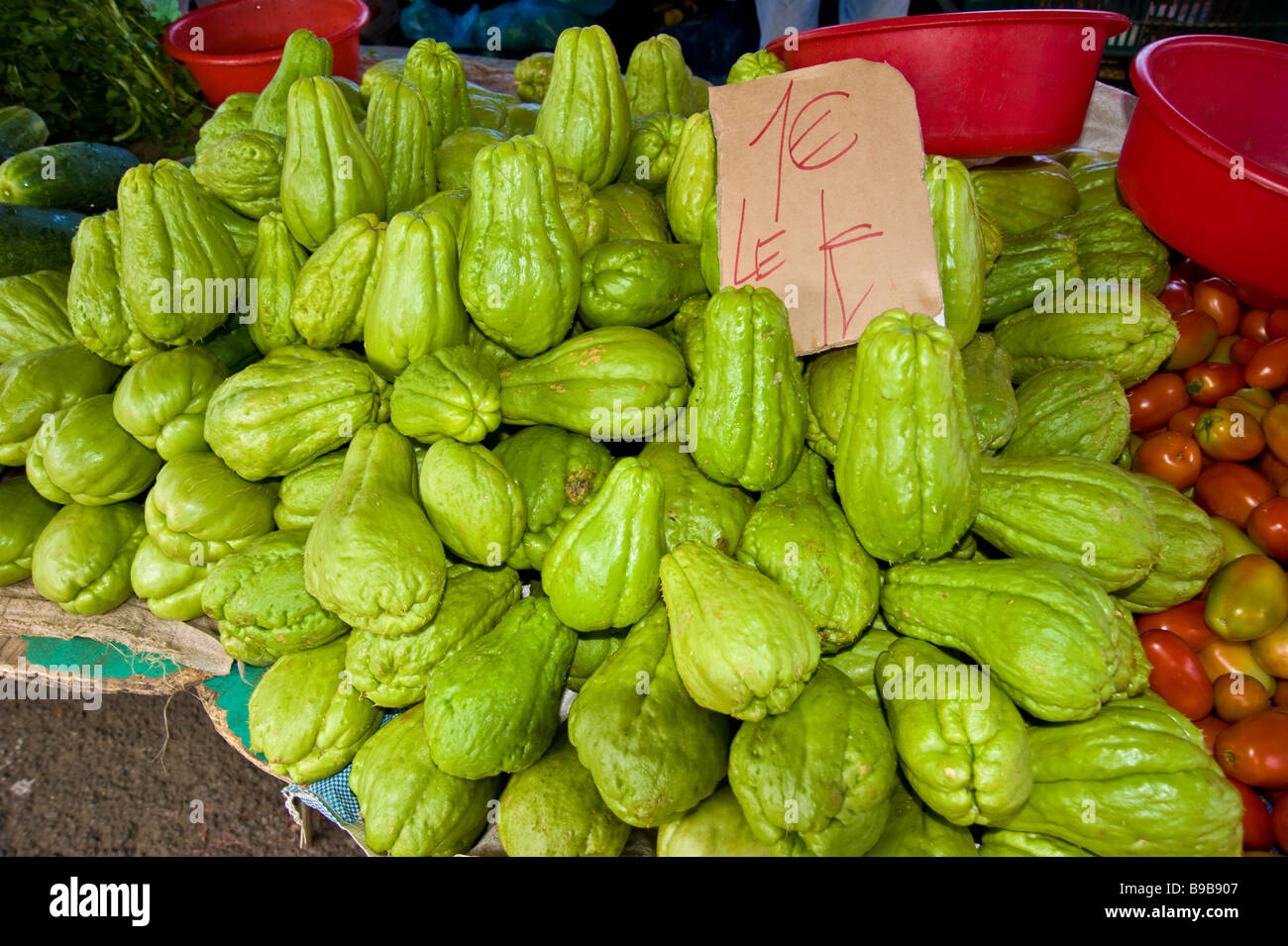 Chayote (Sechium edule) at tropical fruit market, La Réunion, France ...