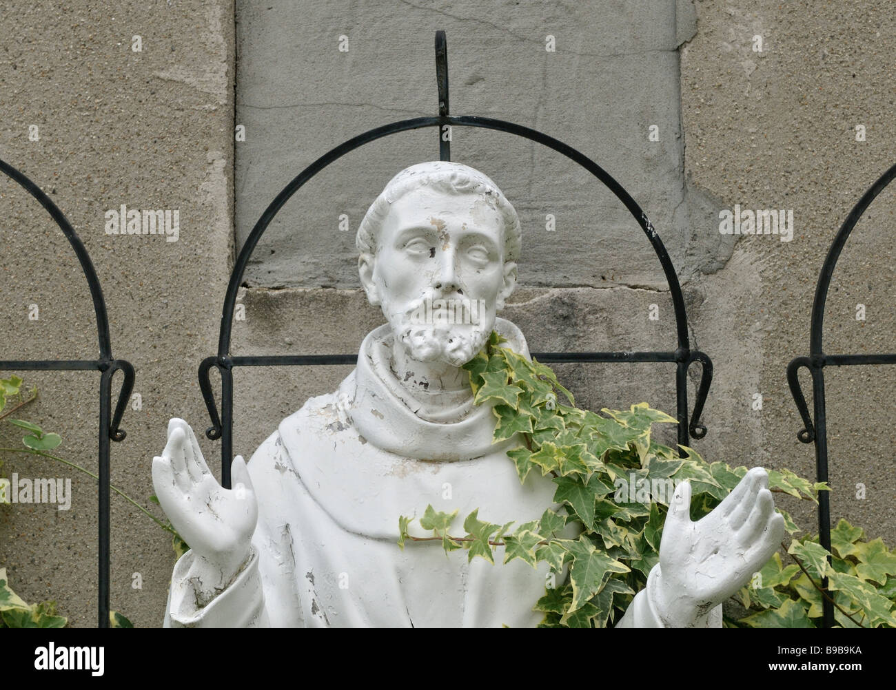 Statue of a saint hi-res stock photography and images - Alamy