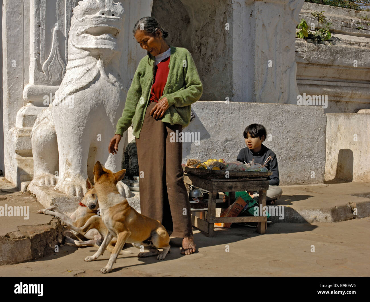Myanmar daily life hi-res stock photography and images - Alamy