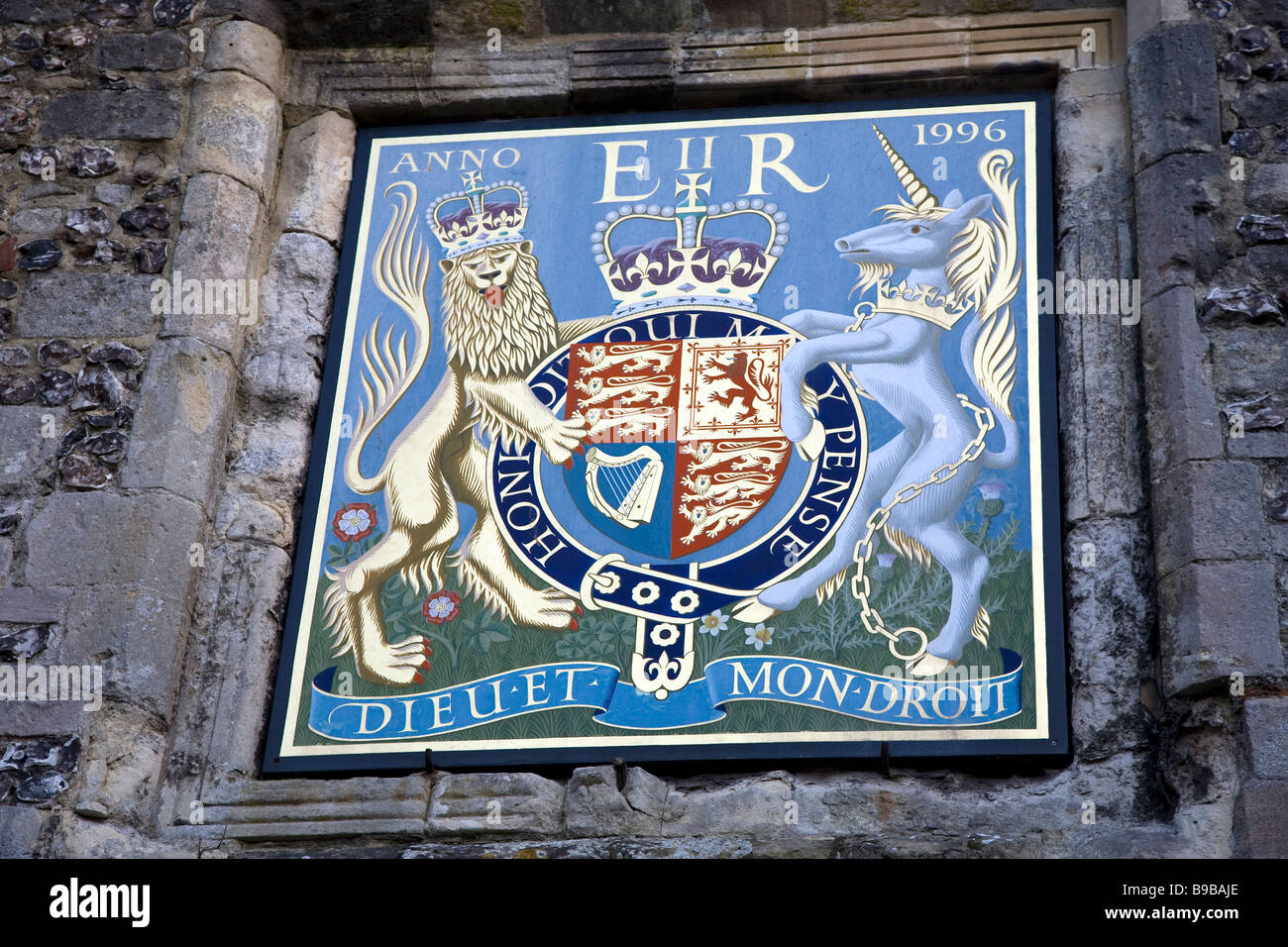 Royal Crest Queen Elizabeth Ii Stock Photos & Royal Crest Queen ...