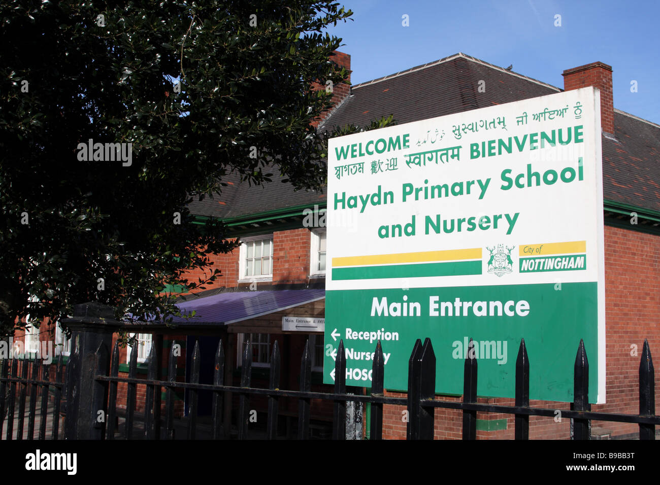 Multi language welcome sign primary school hi-res stock photography and ...