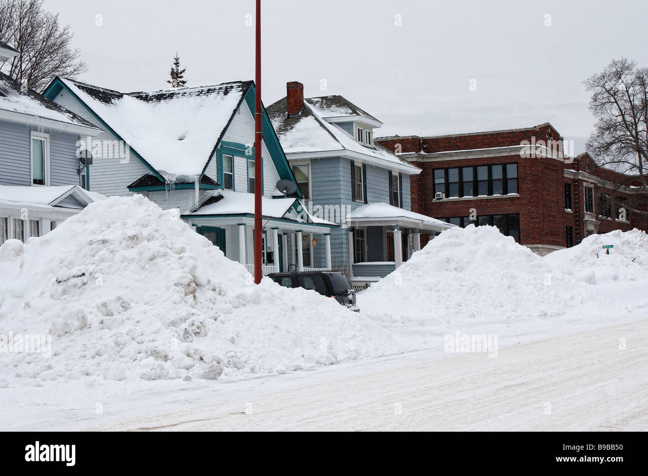 Snow drift roof house hi-res stock photography and images - Alamy