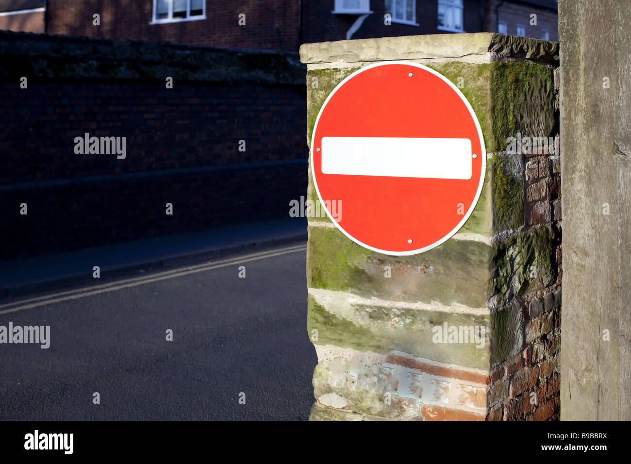 Circular traffic sign hi-res stock photography and images - Alamy