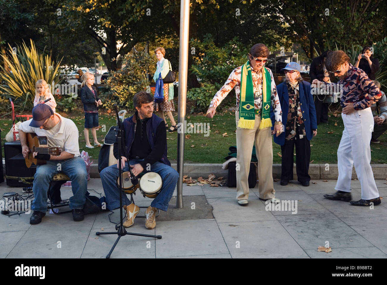 Southbank street performer hi-res stock photography and images - Alamy