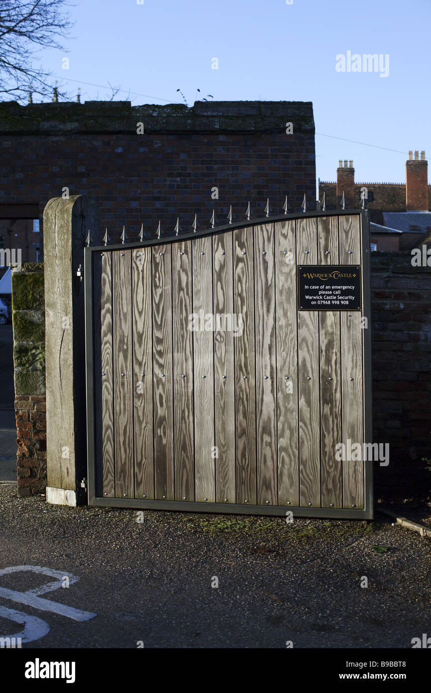 Gate with spikes hi-res stock photography and images - Alamy
