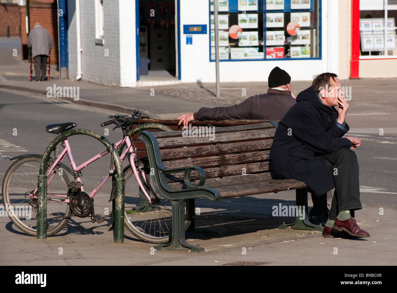 Smoking bench hi-res stock photography and images - Alamy