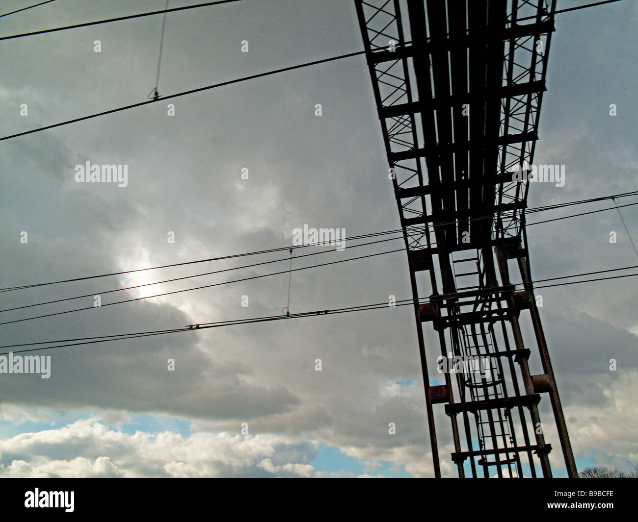 Catenary wiring hi-res stock photography and images - Alamy