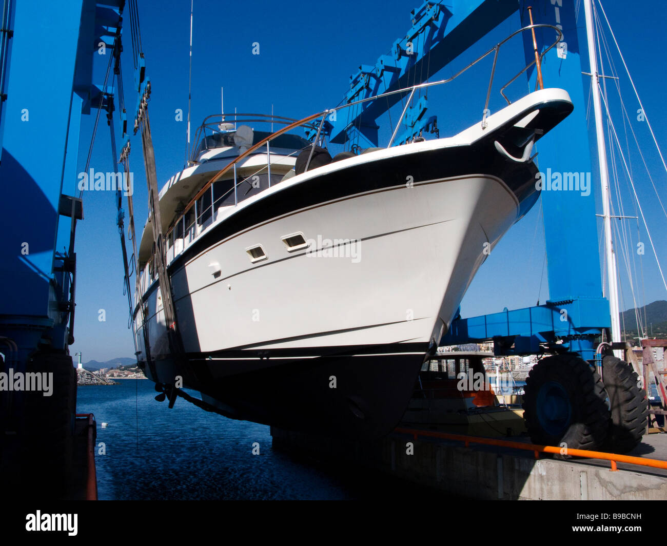 Semi displacement hull hi-res stock photography and images - Alamy