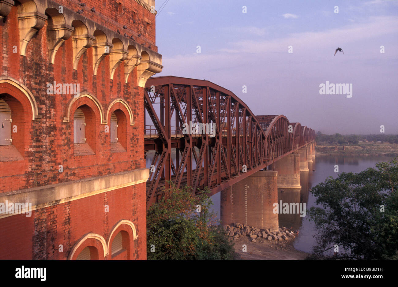Railway bridge ganges varanasi hi-res stock photography and images - Alamy