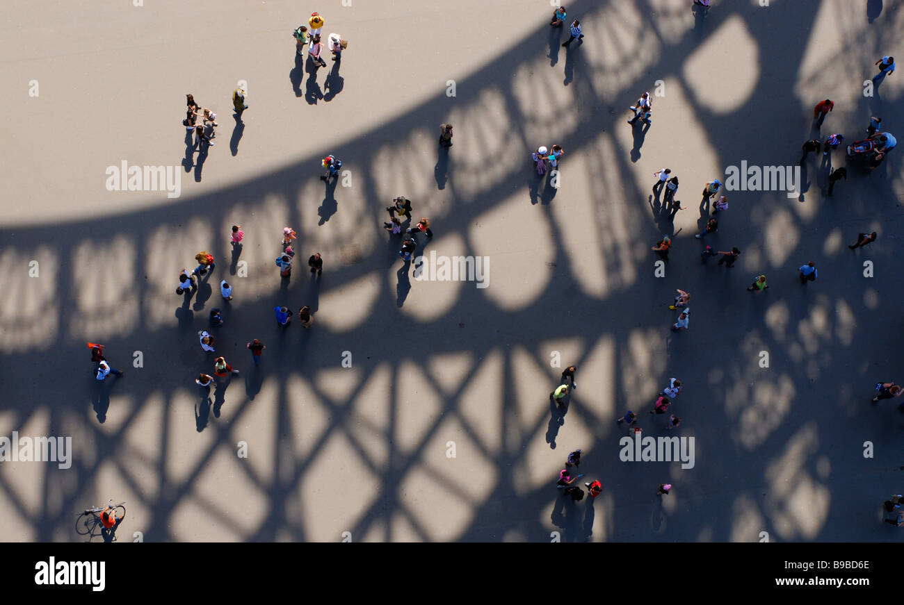 Tourists famous eiffel tower in hi-res stock photography and images - Alamy