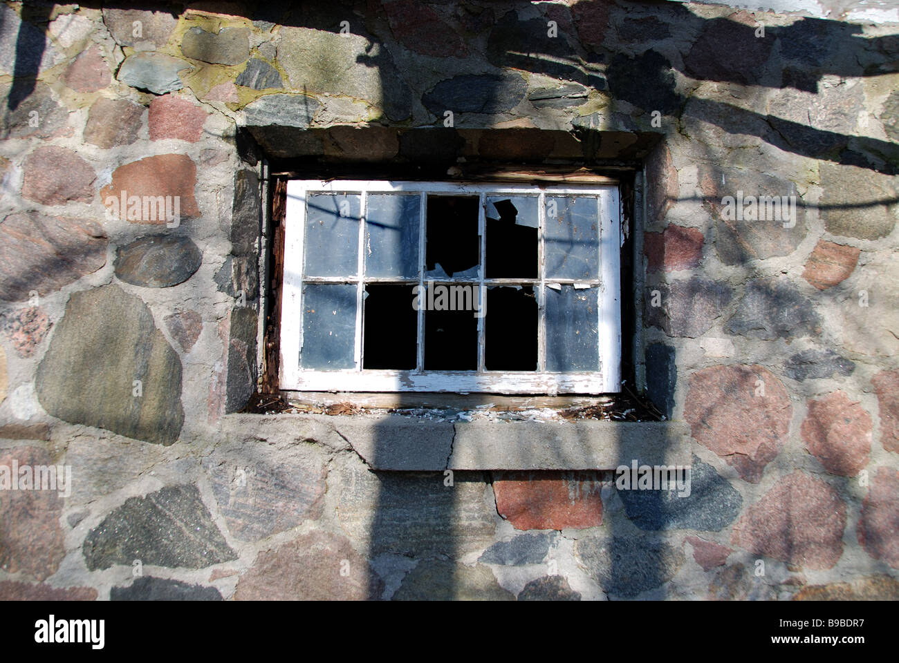 Smashed windows hi-res stock photography and images - Alamy
