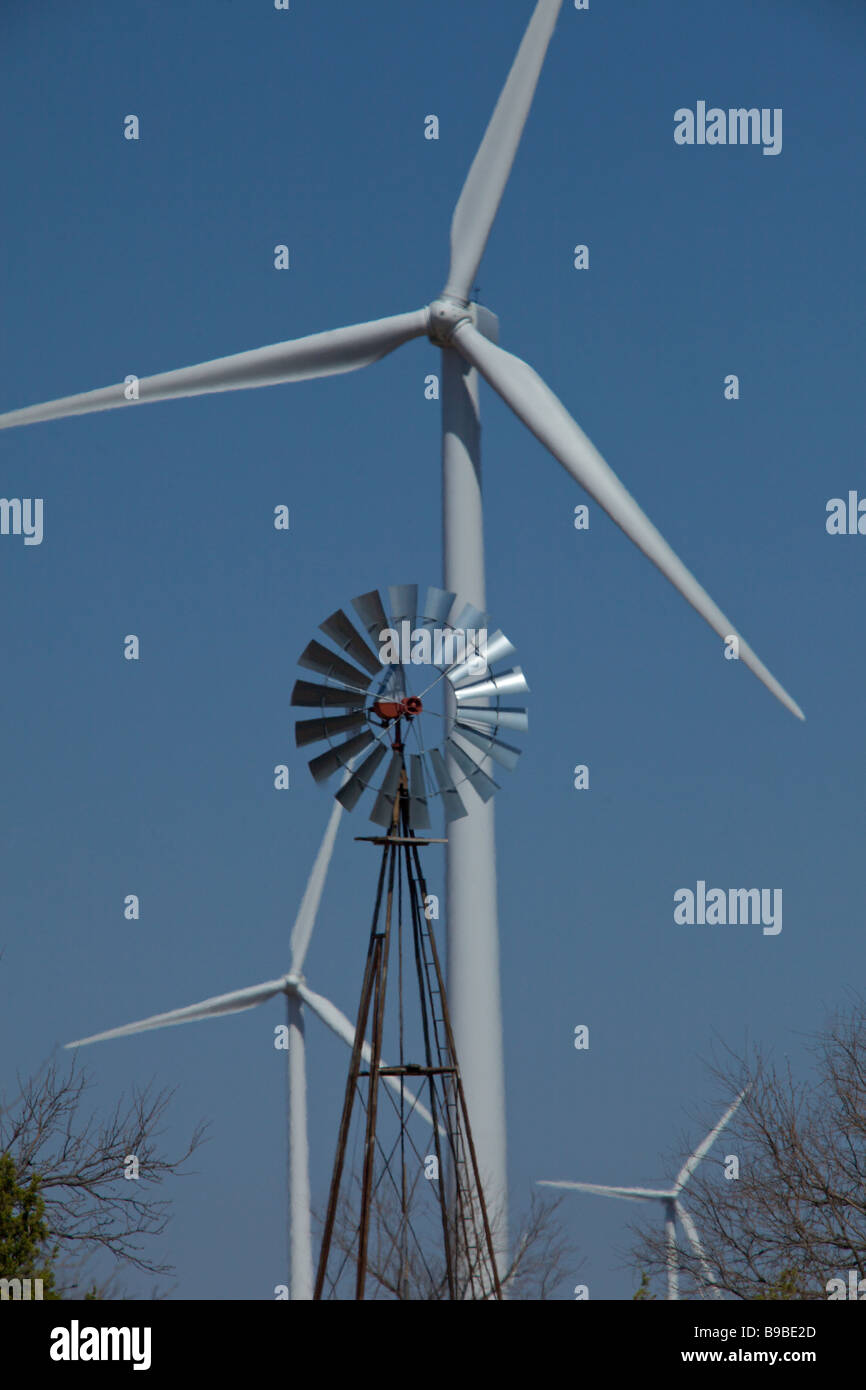 Wind turbines generating electricityat Horse Hollow Wind Farm Nolan ...