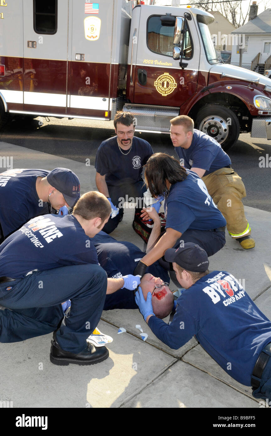 Rescuers hi-res stock photography and images - Alamy