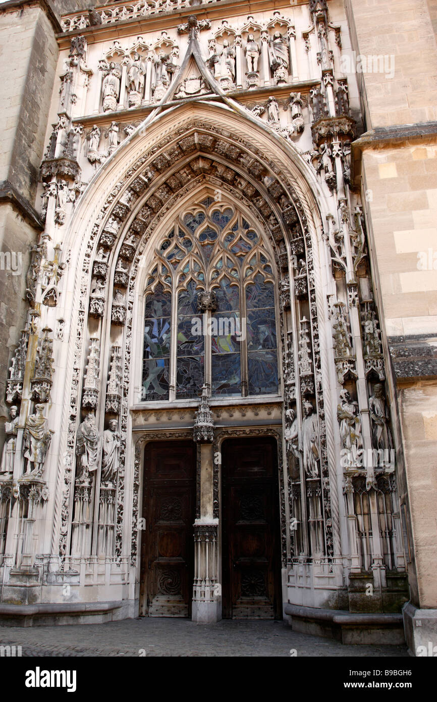 Old carved entrance door cathedral hi-res stock photography and images ...