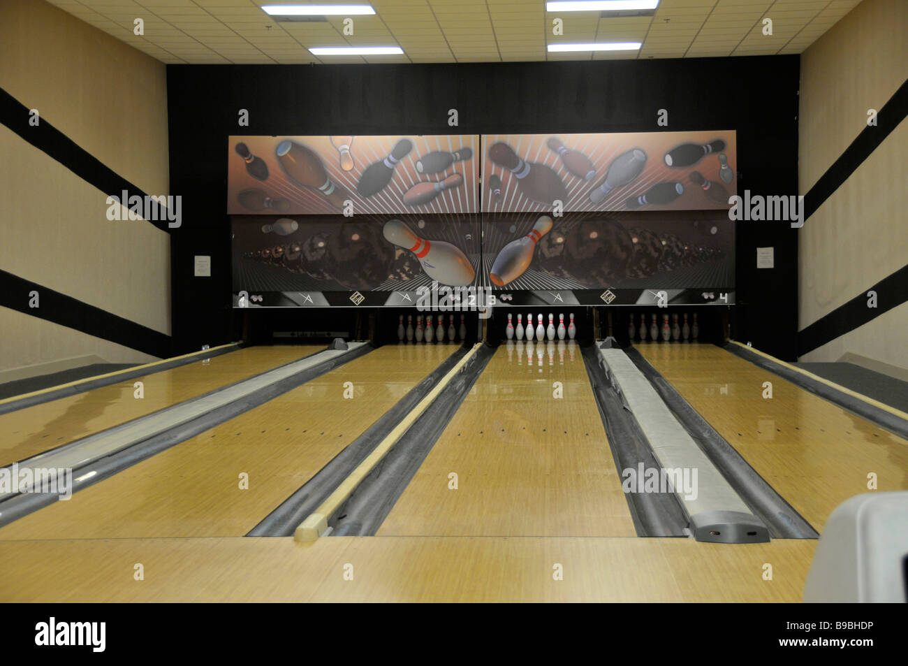 Bowling alley hi-res stock photography and images - Alamy