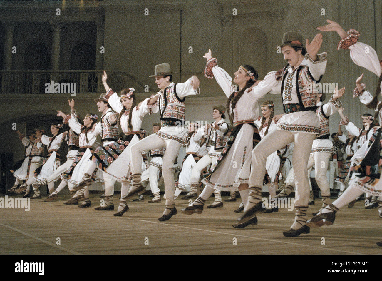 Moldovan SSR State Academic Folk Dance Company Zhok performs Dragaika ...
