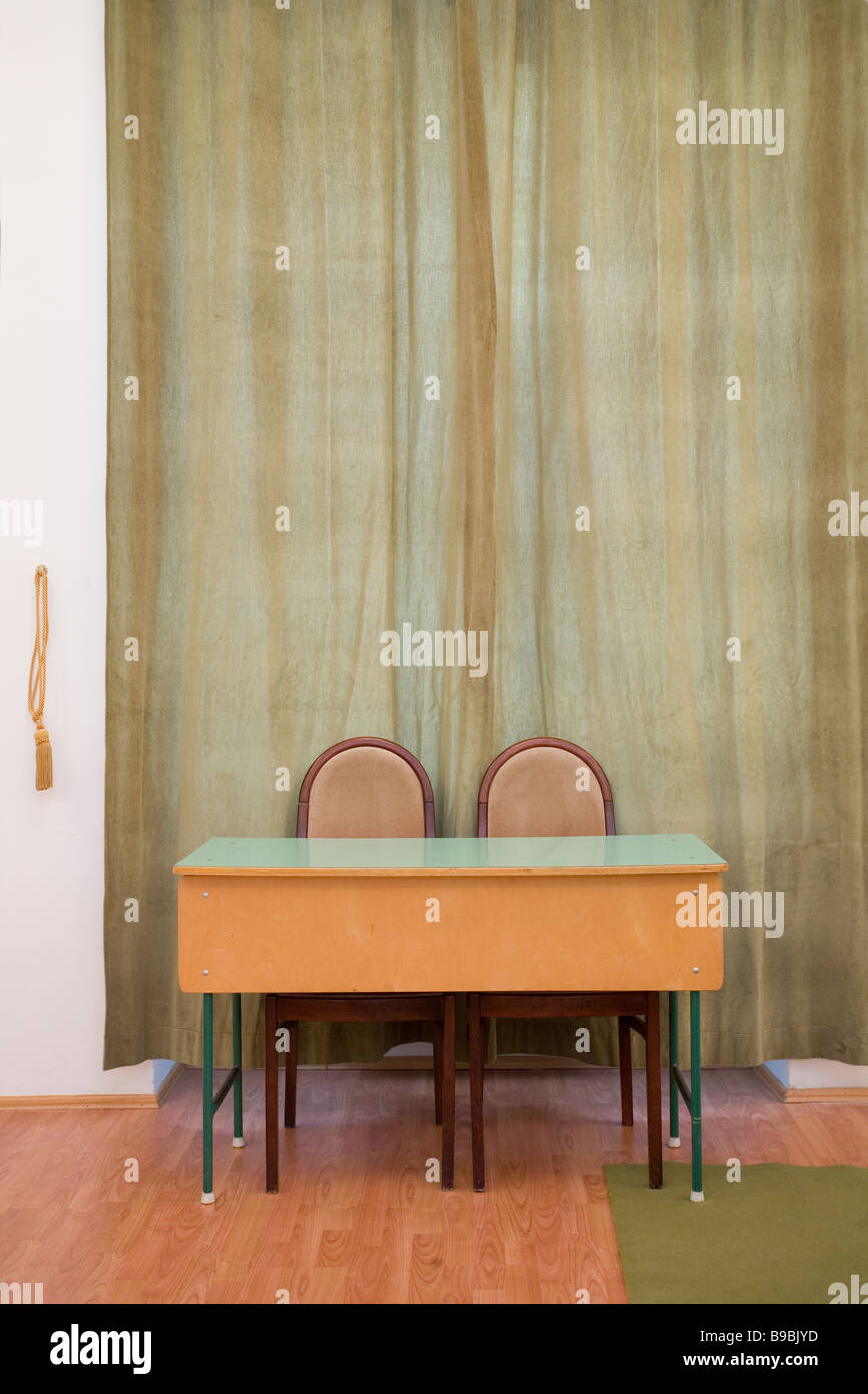 Empty desk hi-res stock photography and images - Alamy