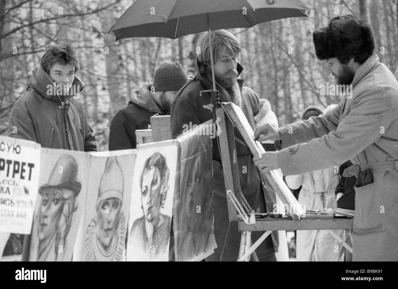 Painting a portrait of an exhibition visitor, Bittsevsky Park Stock ...
