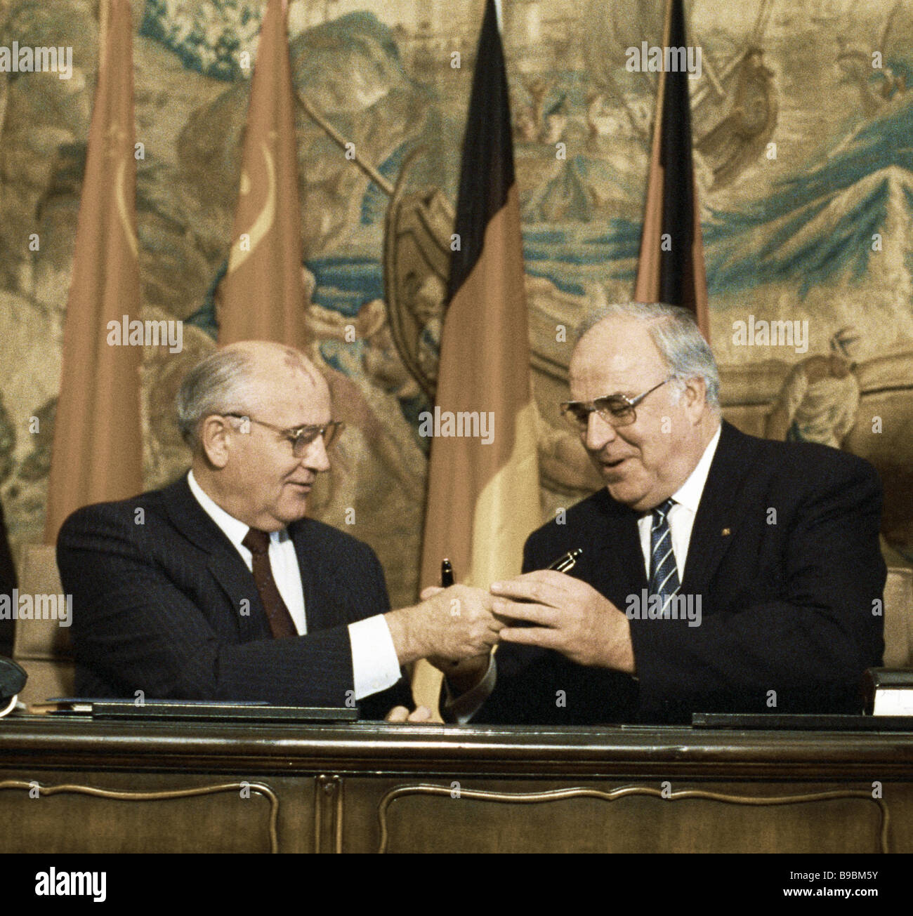 Mikhail Gorbachev And Helmut Kohl High Resolution Stock Photography and ...