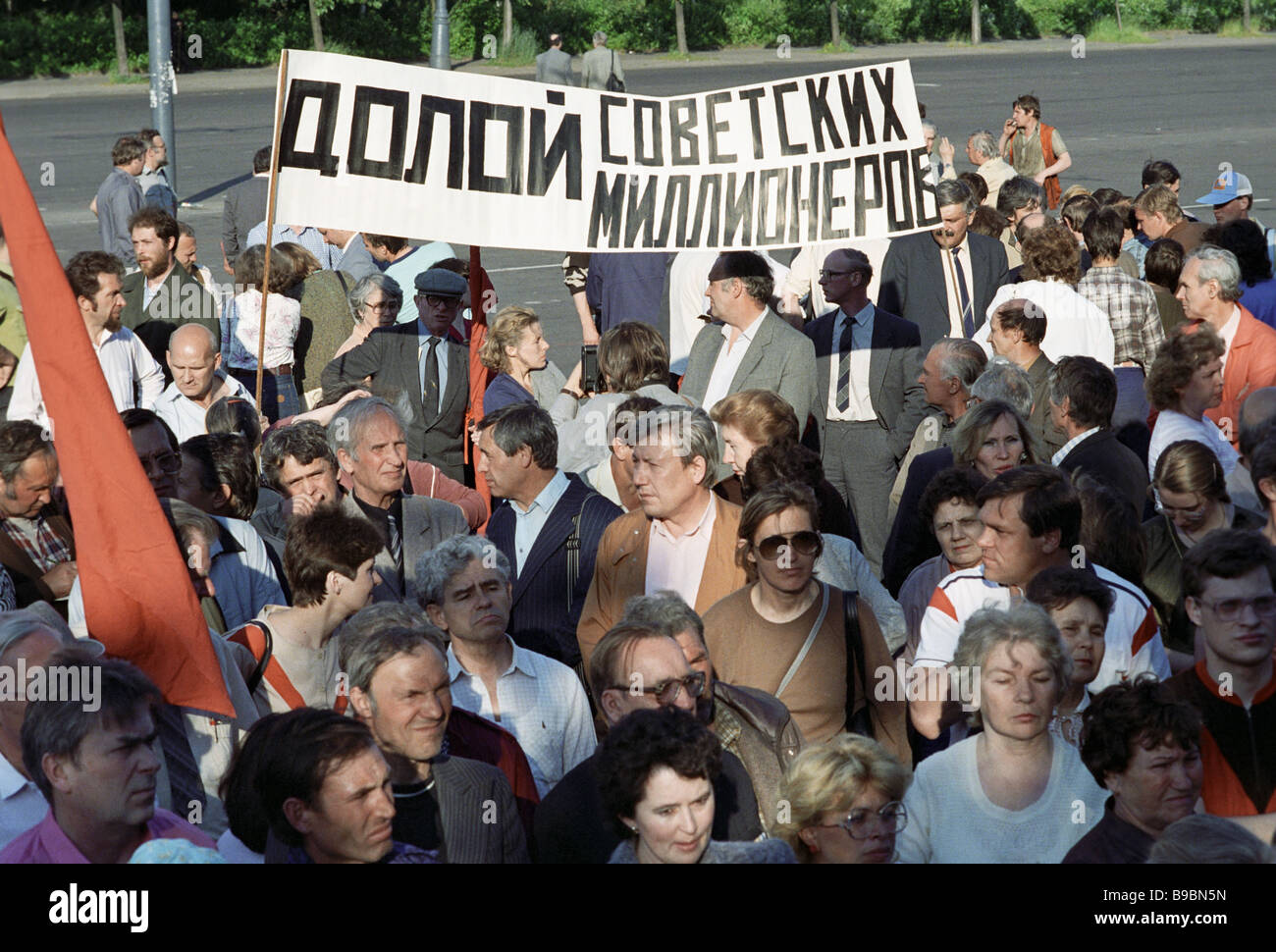 A rally held at Luzhniki under the motto For a Russian Communist Party ...