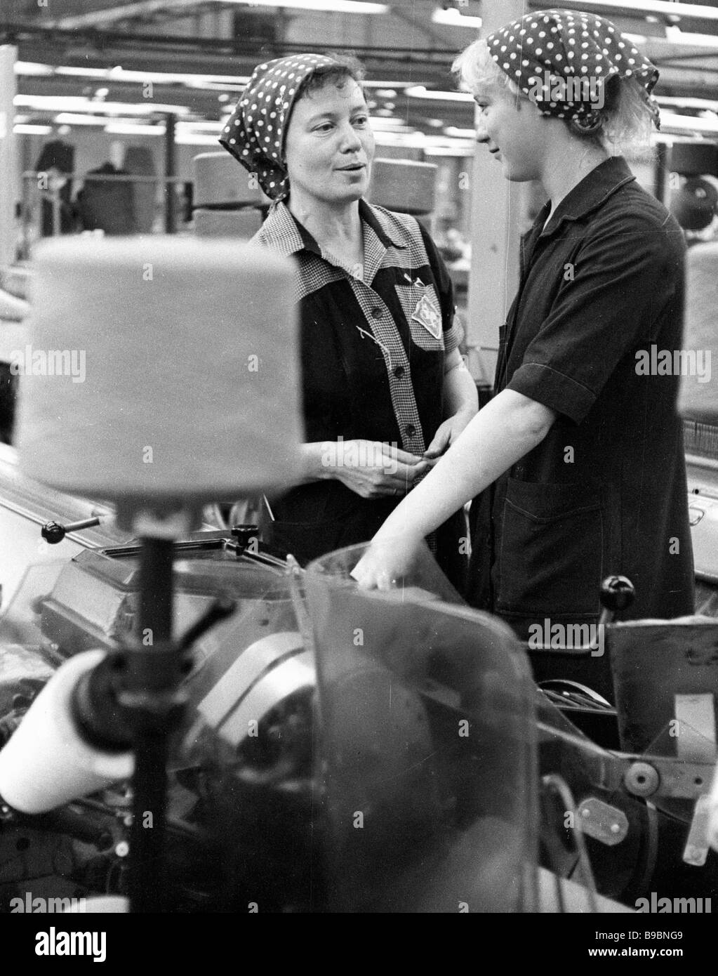 Weaver Lidia Khmelnitskaya at the Minsk worsted plant Stock Photo - Alamy