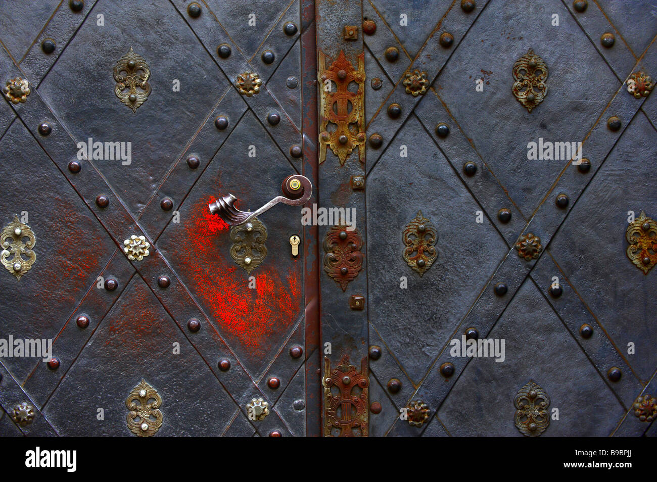 Old gate with closed sign hi-res stock photography and images - Alamy