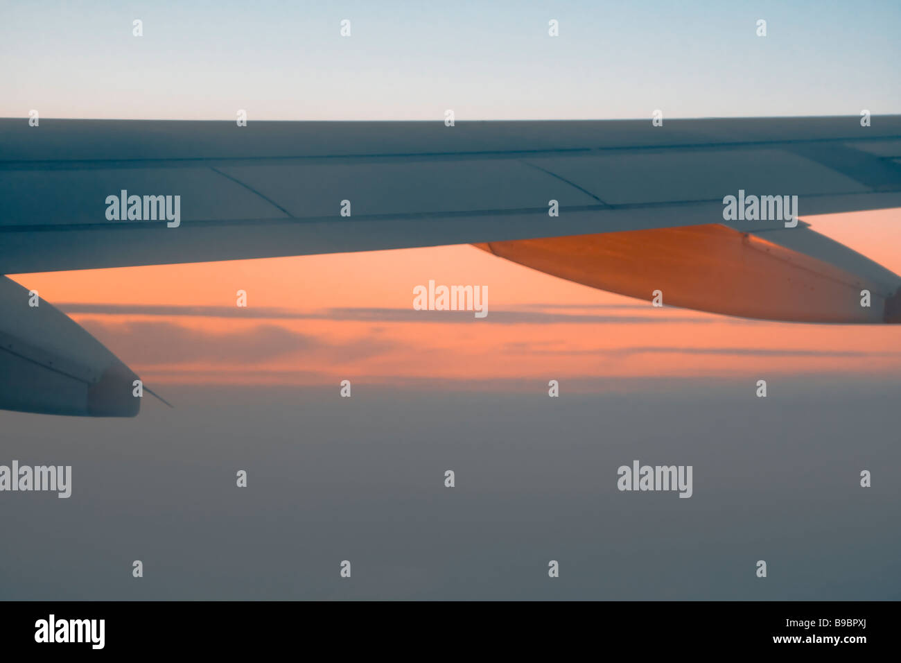 Over aircraft wing hi-res stock photography and images - Alamy