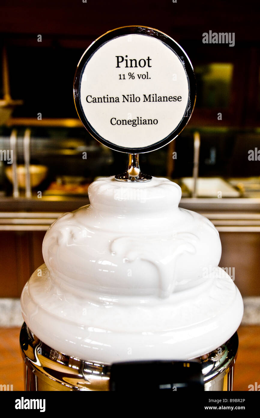 Draft wine hi-res stock photography and images - Alamy