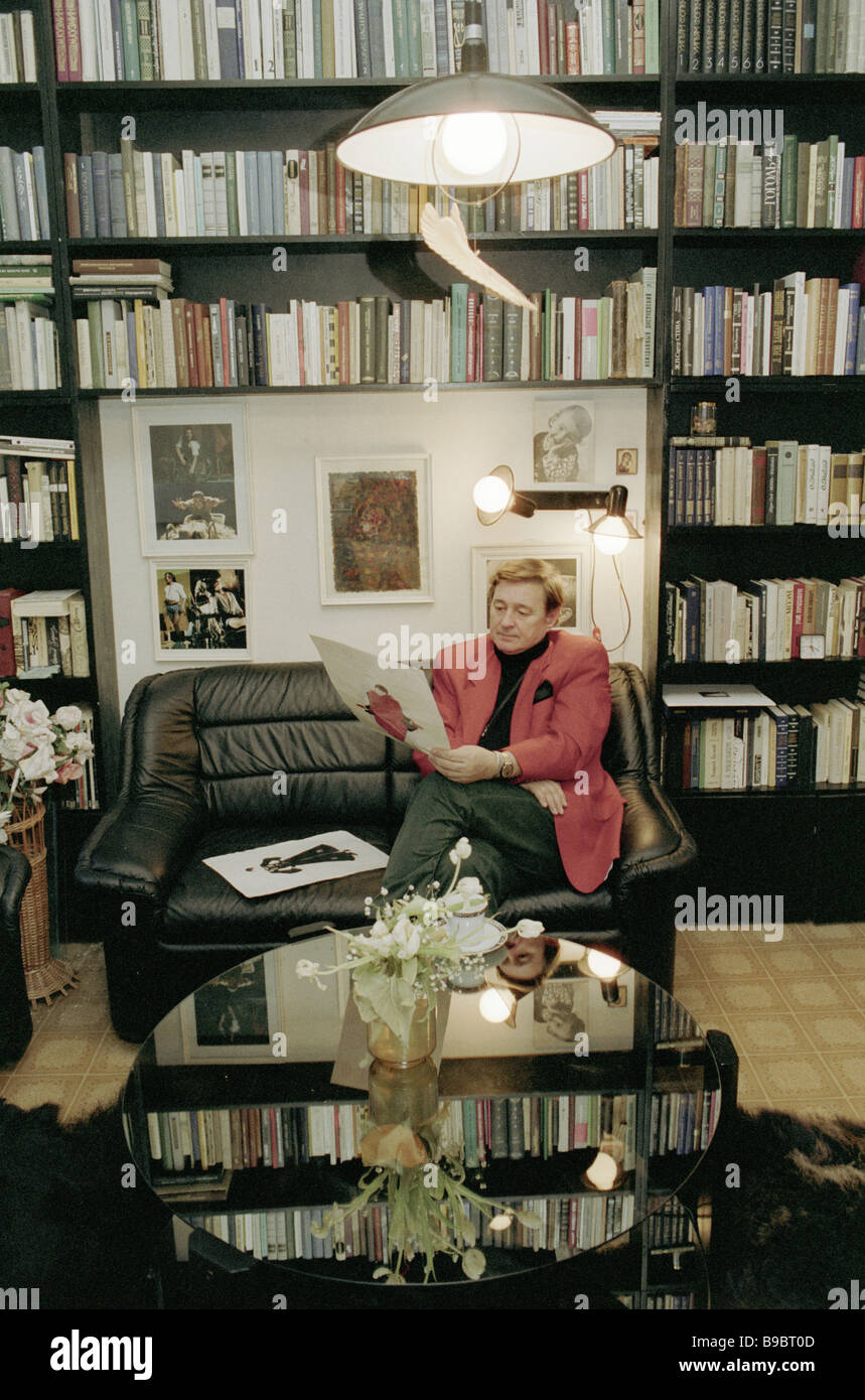Director Roman Viktyuk in his library Stock Photo - Alamy