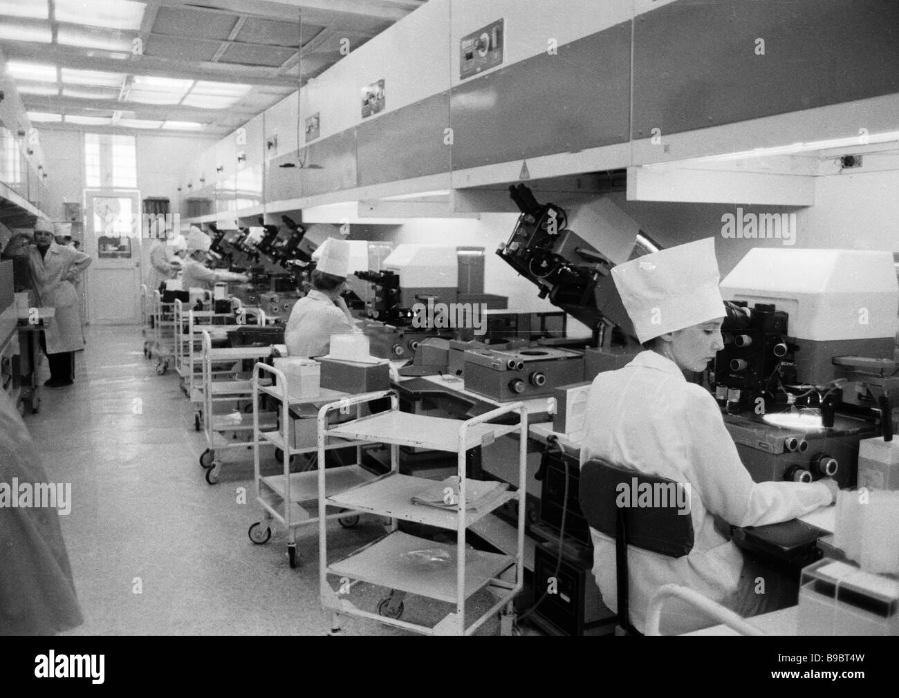 Assembling superspeed microcircuits on silicon crystals at Sever ...