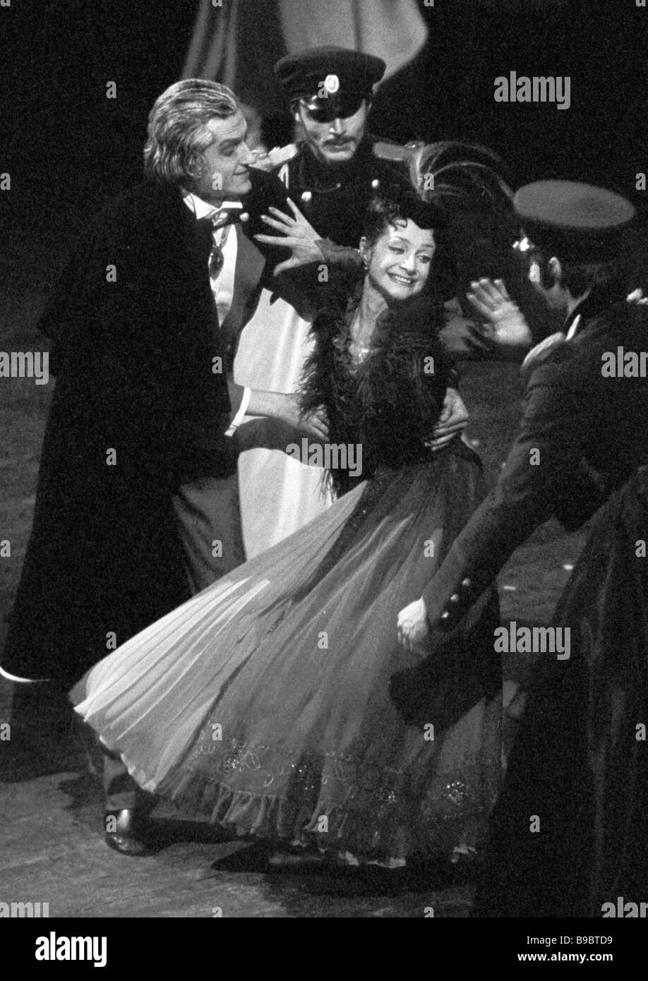 Ballet dancer Yekaterina Maksimova center USSR People s Artist as ...