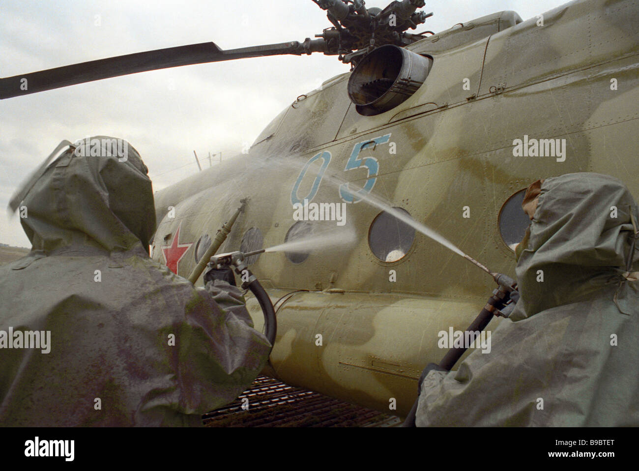 Soldiers in protection suits decontaminate a helicopter Stock Photo - Alamy