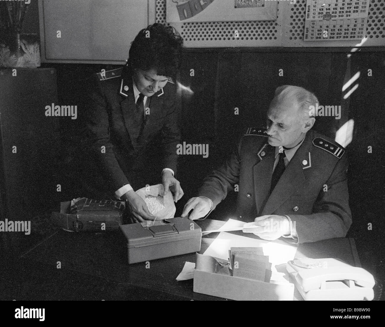 Customs officers discover drugs Stock Photo - Alamy