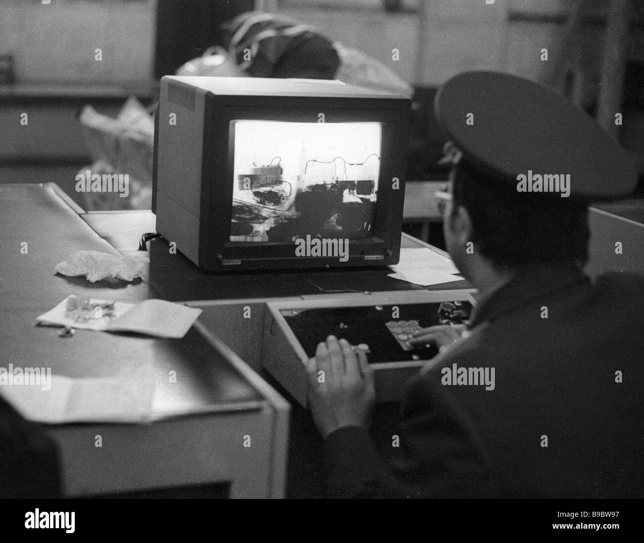 Customs inspection of luggage on X ray monitor Stock Photo - Alamy