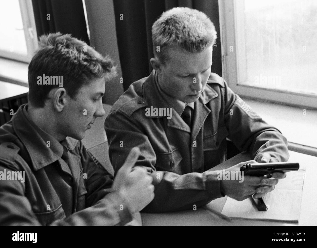 Police school students study the arms in the weapons and personal ...